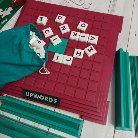 Upwords gra na słowa jak Scrabble > Edu Pszczółka